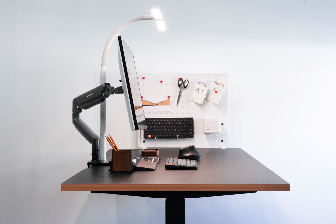 HyperWork ấp ủ dàn sản phẩm CORE: Có bàn văn phòng, ghế công thái học,