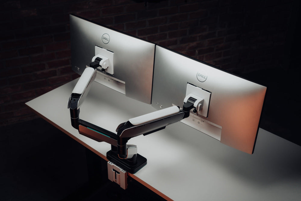 Arm màn hình là gì? 3 lý do nên đầu tư Arm màn hình cho góc làm việc t